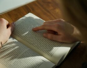 Alô, pronomes! Afinal, quando usar "mim" e "me" na frase?