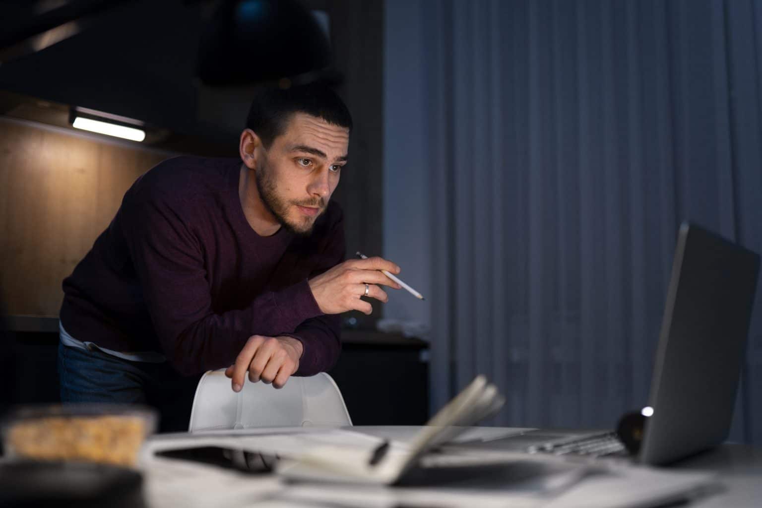 Trabalho noturno: o que diz a lei e como funciona? - Blog Pensar Cursos