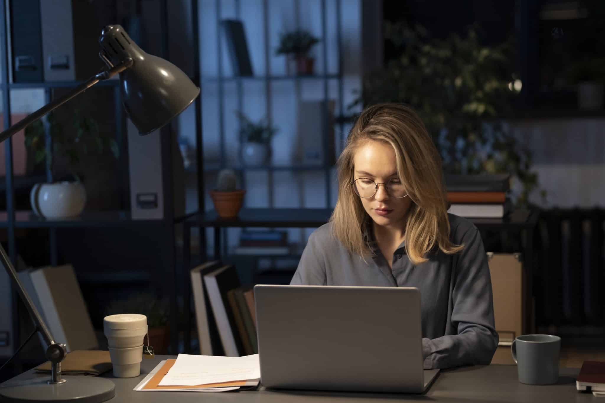 Trabalho noturno: o que diz a lei e como funciona? - Blog Pensar Cursos