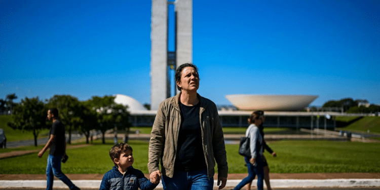Funcionário poderá ter atestado para acompanhar criança doente; projeto ...
